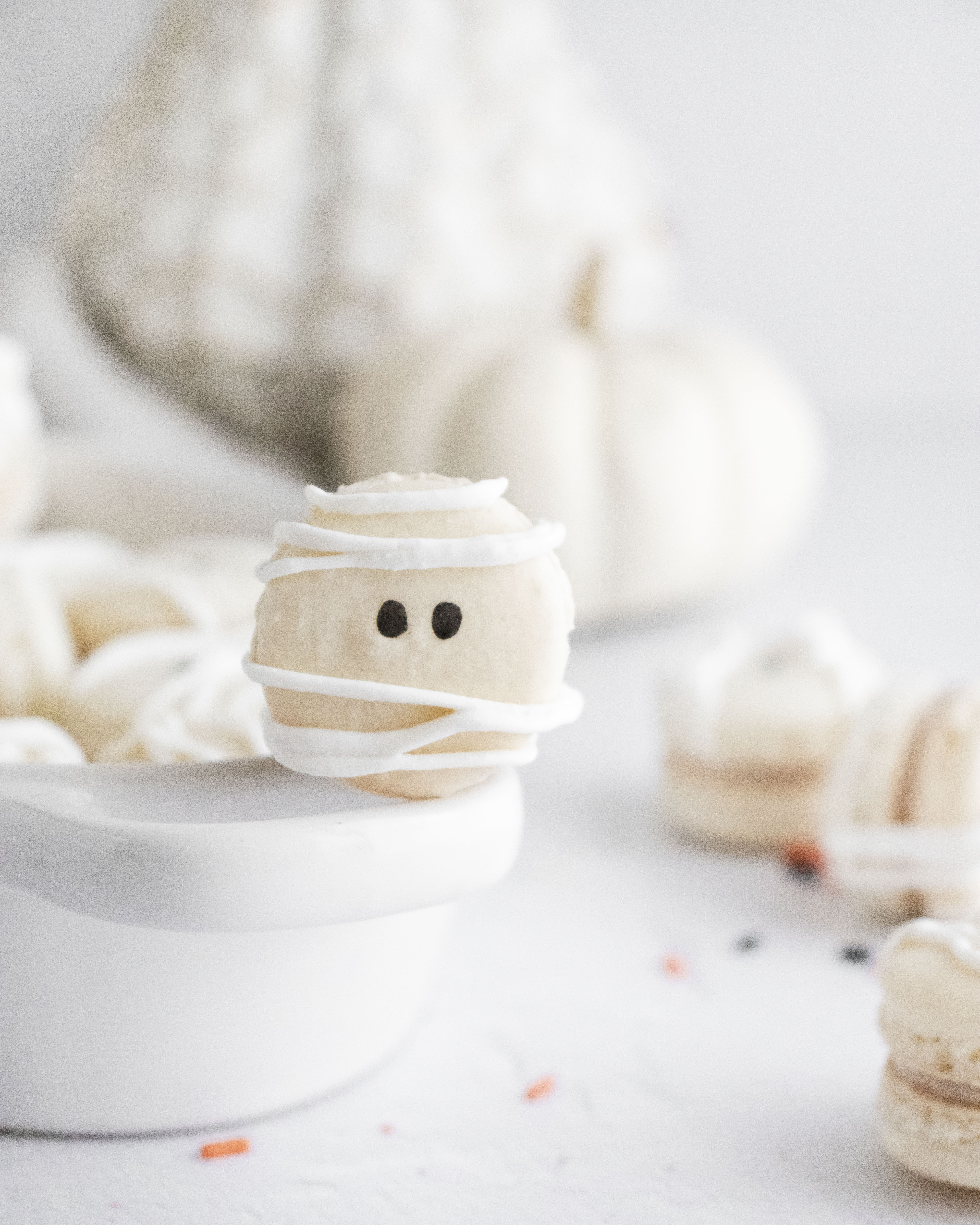 Mummy Macarons #HalloweenTreatsWeek - 4 Sons 'R' Us